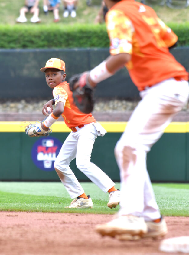 Texas defeats Washington in an absolute thriller of a game at Lamade ...